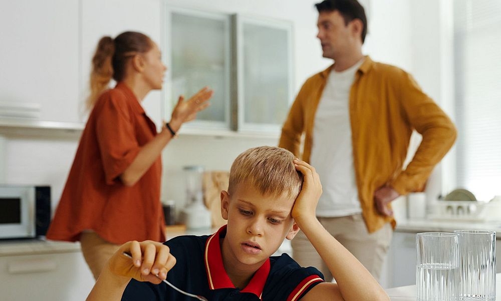 Kinder hören, dass Eltern über sie reden - Don Bosco